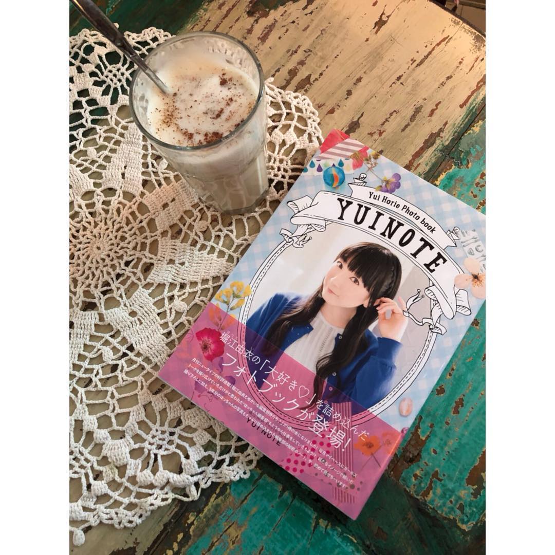 @堀江由衣: フィンランドにも、この本を持っていて下さる方がいました♪ . . . . . . . . . . 「堀江由衣 Photo book YUI NOTE」 連載5周... - Moe ...