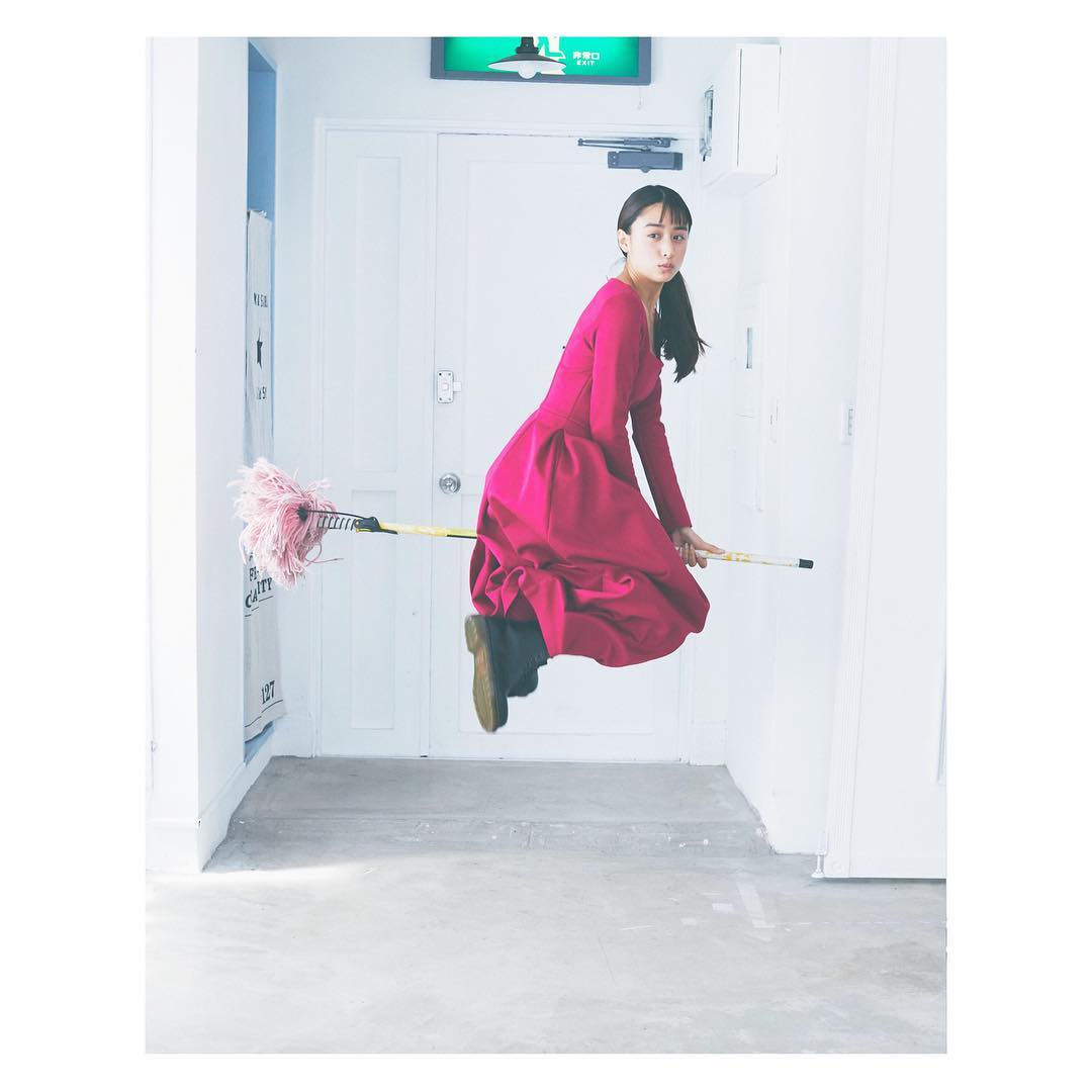 山本美月 今日は、ホウキに乗って、sweetの撮影へ。 Sweet Pinkpinkpink Sweet Editors 魔法少女だ