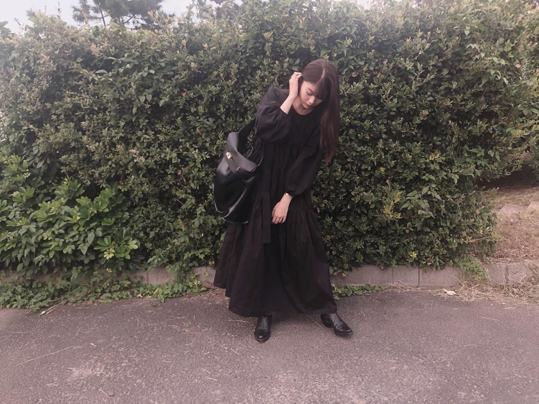 馬場ふみか ワンピース Zara バッグとブーツ Maisoneureka 腕時計 Fendi 今の現場で衣装さんやメイクさんと