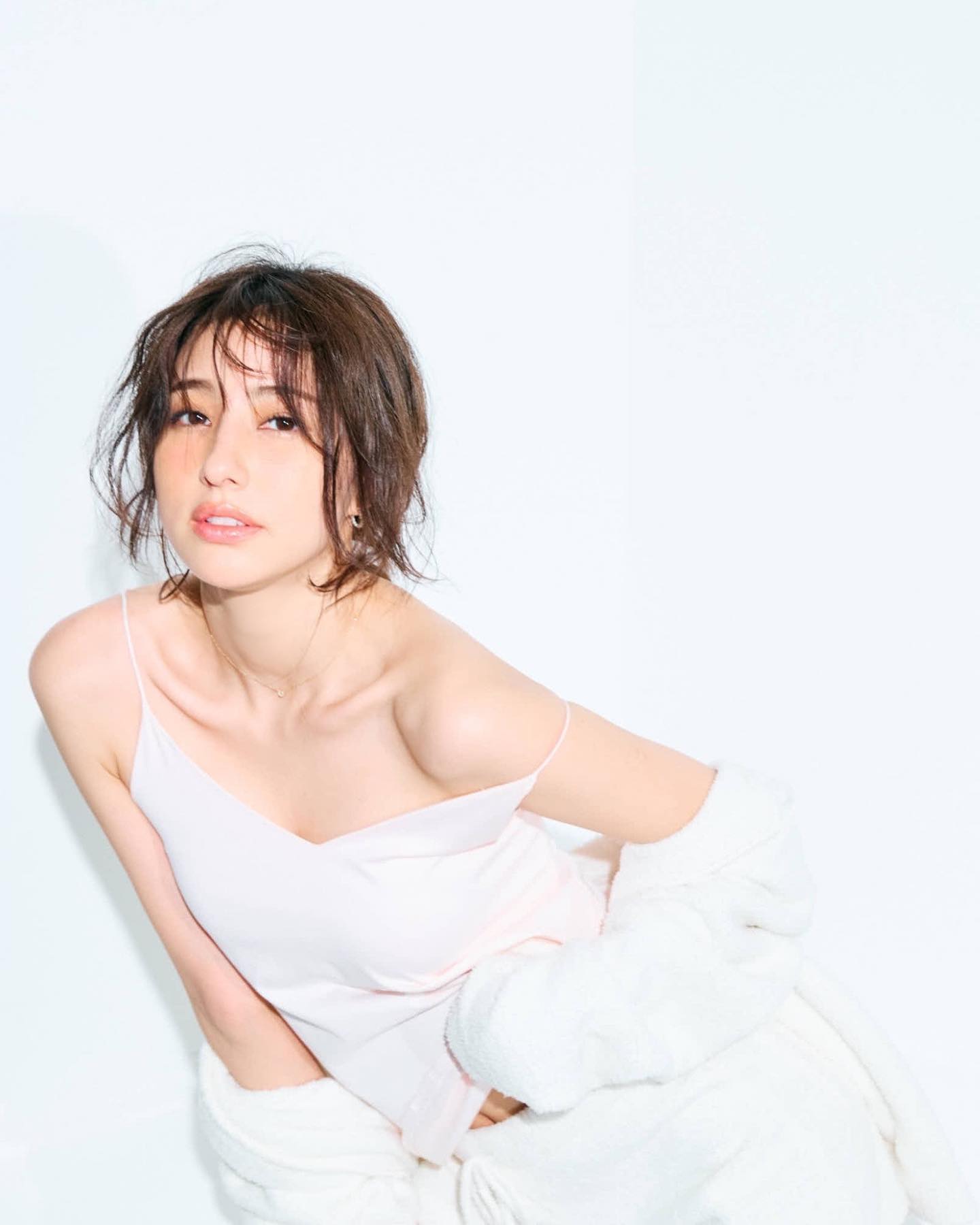 愛甲千笑美 “脱げるお姉さんは好きですか?”が Classyonlineで公開されました Classy Mag Insta