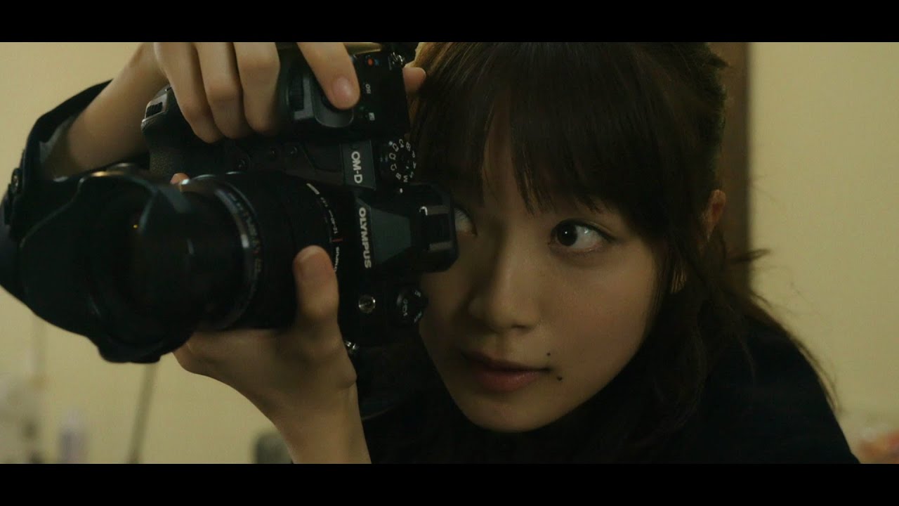 深川麻衣、“遺影写真”カメラマンに 主題歌は安田レイが担当 映画『おもいで写眞』予告映像 Moe Zine