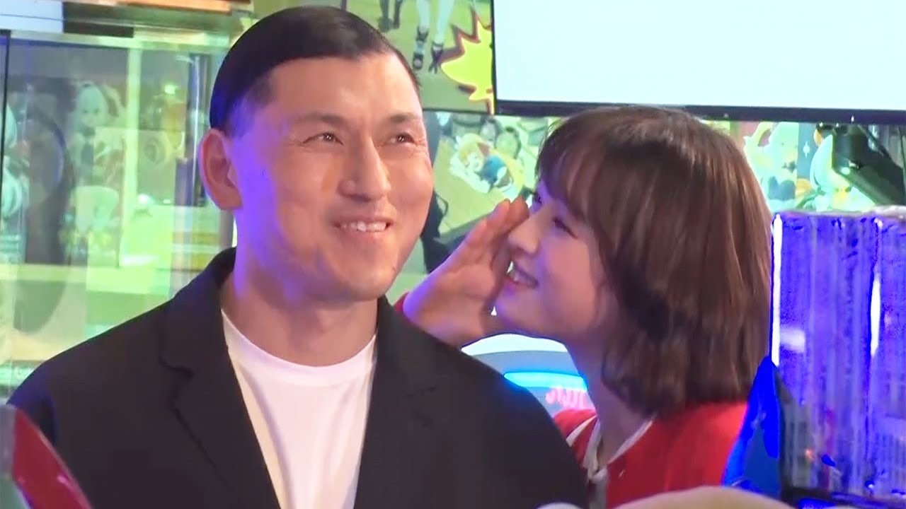 髙橋ひかる＆オードリー春日、ラブラブ密着も カップル役演じ思わず照れ笑い？ 和気あいあいの撮影現場公開 「DMM TV」新CMメーキング - Moe Zine