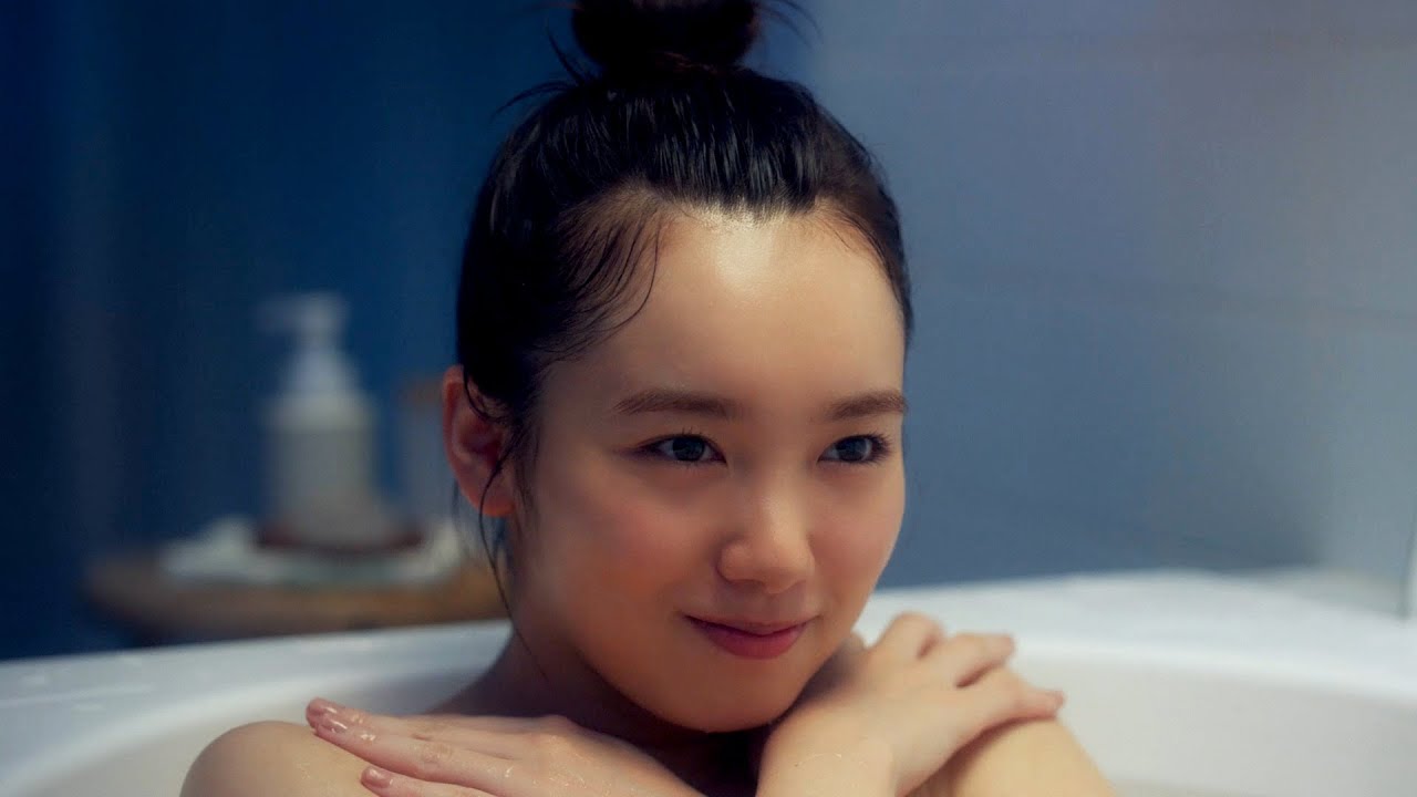 飯豊まりえ、お風呂で赤裸々なおっぱいトーク！ 「VIAGEビューティアップナイトブラ」TVCM - Moe Zine