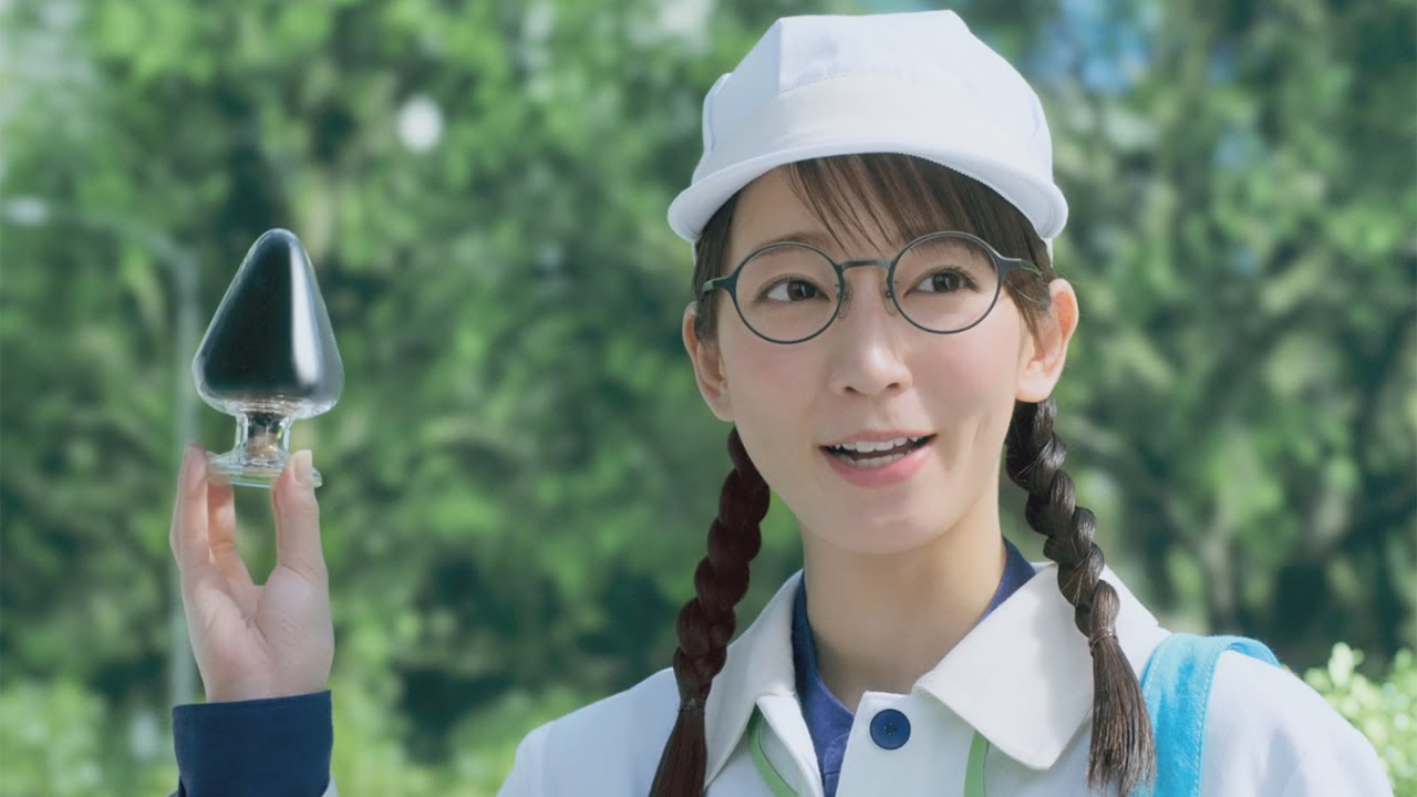 吉岡里帆、謎の黒い瓶で中学生のお悩み解決!?／30歳の抱負語るインタビューも DIC新CM「今日もどこかで、DIC。～近赤外線コントロール黒顔料」編 - Moe Zine