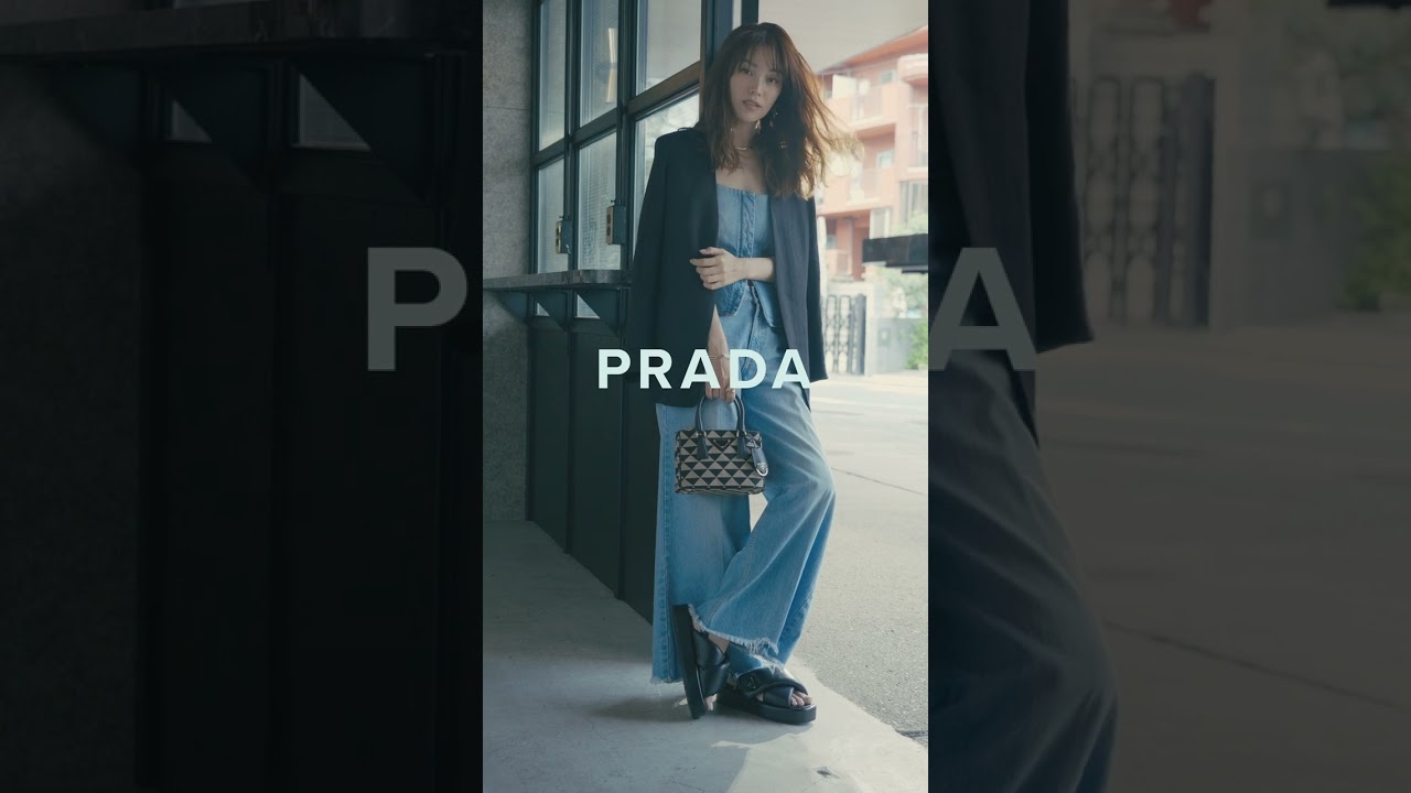 【蛯原友里さんの撮影様子を動画でチラ見せ】薄着になる夏は、PRADAのぷっくりとしたレザー厚底サンダルが活躍 - Moe Zine