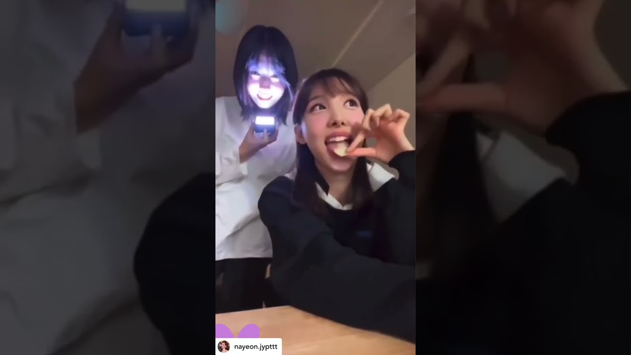 ナヨンをビビらせるモモww - Moe Zine