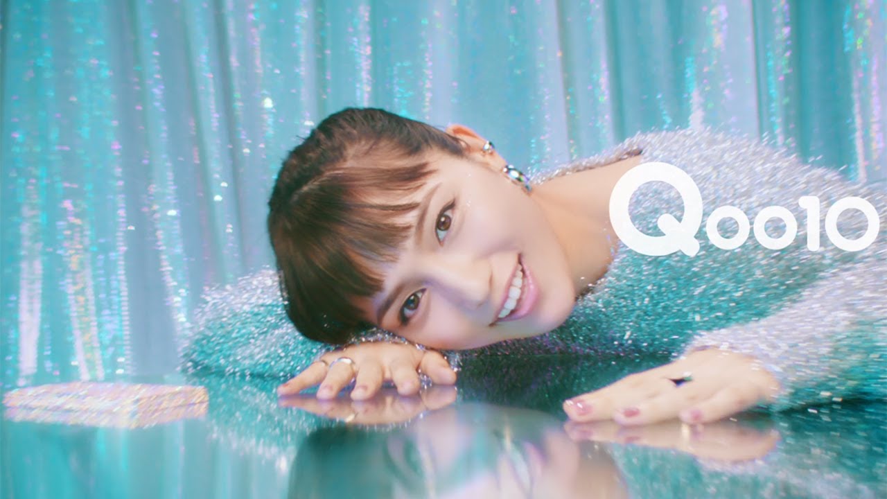 川口春奈、ミニボトムで美脚見せ！“キラキラファッション”で登場 Qoo10新CM - Moe Zine