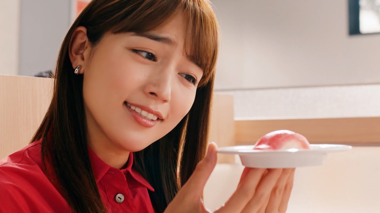 川口春奈、“大好きな”お寿司を見つめてウットリ！？ナレーションは花江夏樹が担当 はま寿司新TVCM「大切りまぐろはらみ祭り はまい！」篇 - Moe Zine