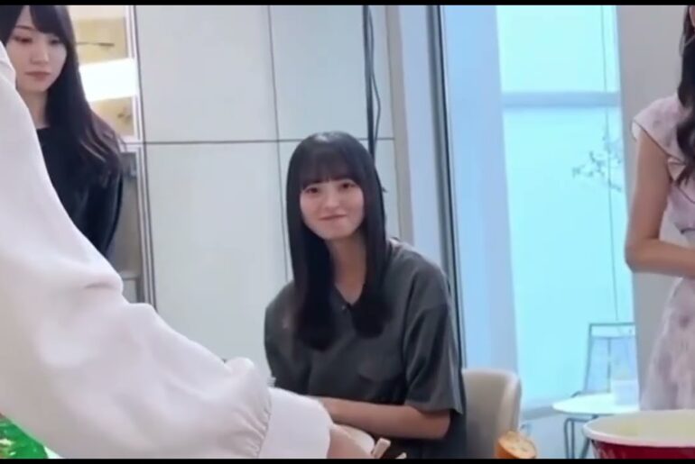 【い･ろ･は･す】 天然水 浜辺美波 TVCM 「ごくごく自然に未来を変える水」 浜辺美波篇 15秒 I Lohas TVCF - Moe Zine