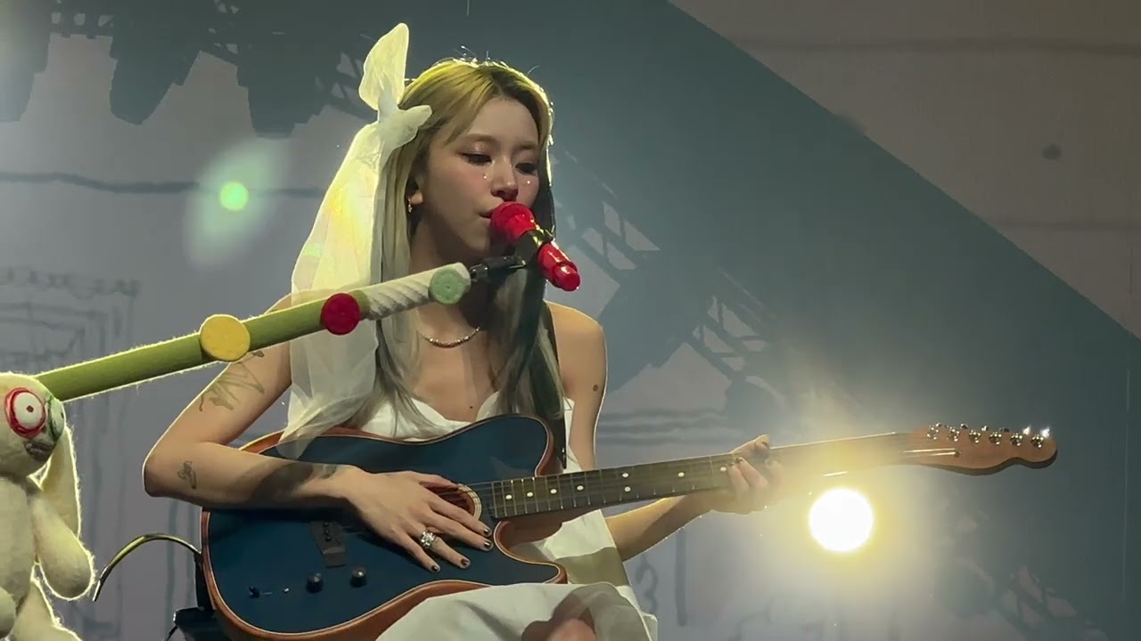 Twice Chaeyoung Guitar Solo Oakland Concert FRONT ROW 4k - Moe Zine