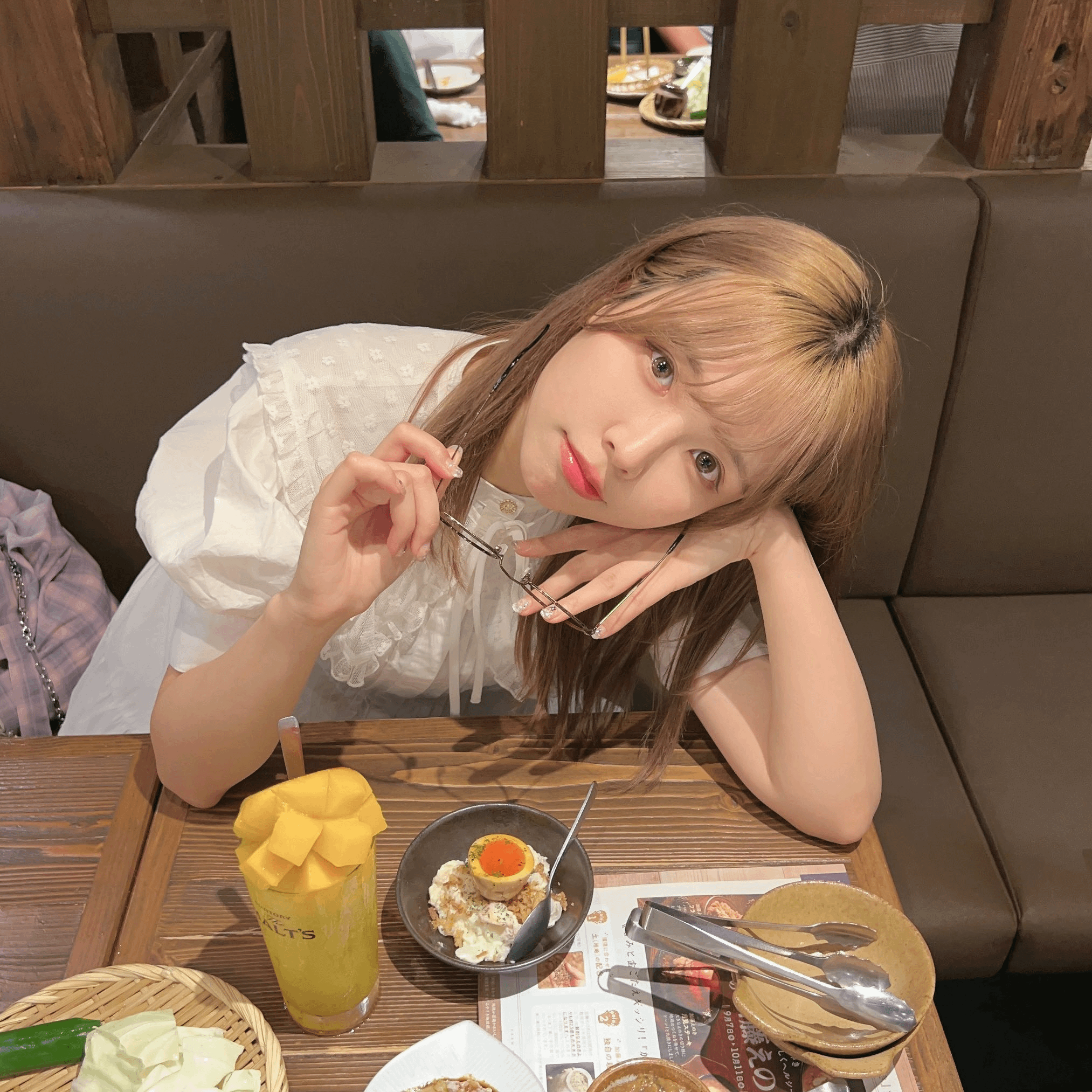 大きなマンゴードリンクを楽しむLiyu - Moe Zine