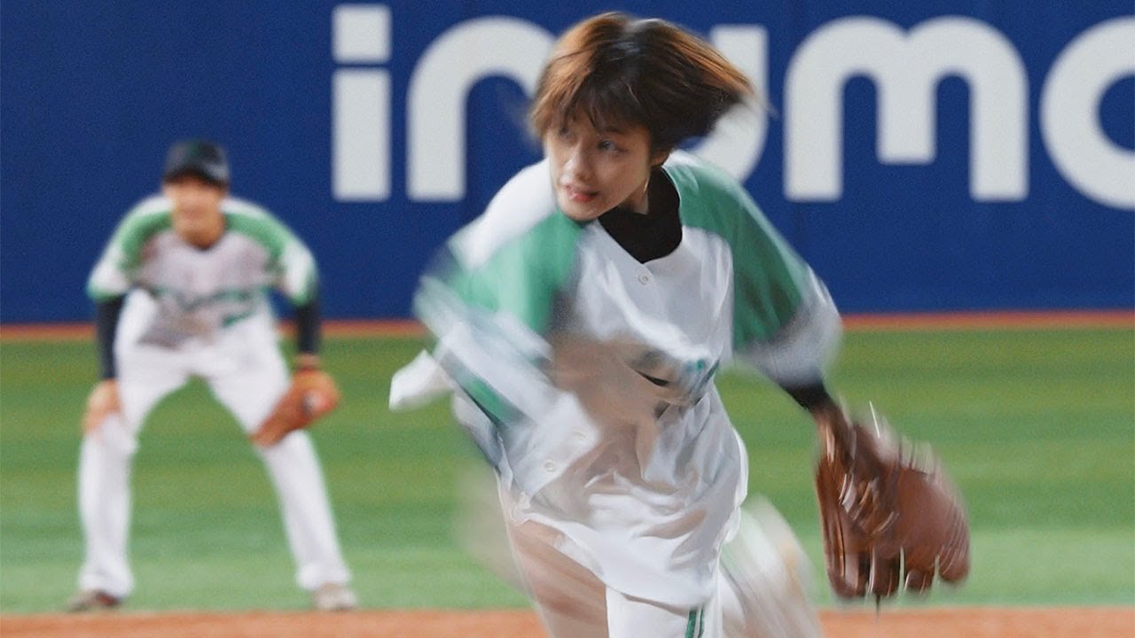 石原さとみ、“エグい落差”のフォークボール投げる ユニホーム姿で豪快な投球披露 ドコモ「irumo」新CM「irumo 勝負の一球」編 - Moe Zine