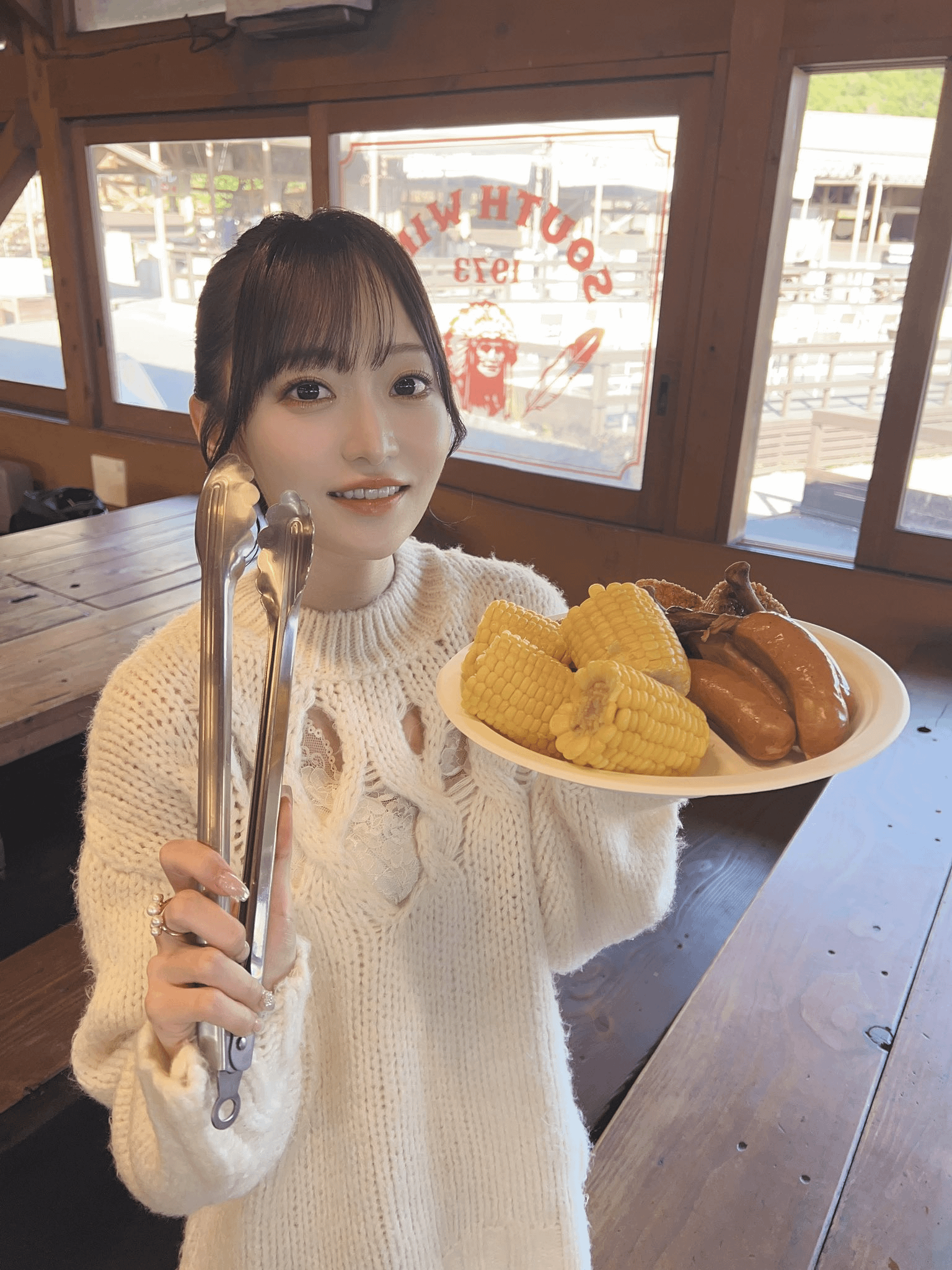 石飛エリカとトウモロコシと肉の盛り合わせ - Moe Zine