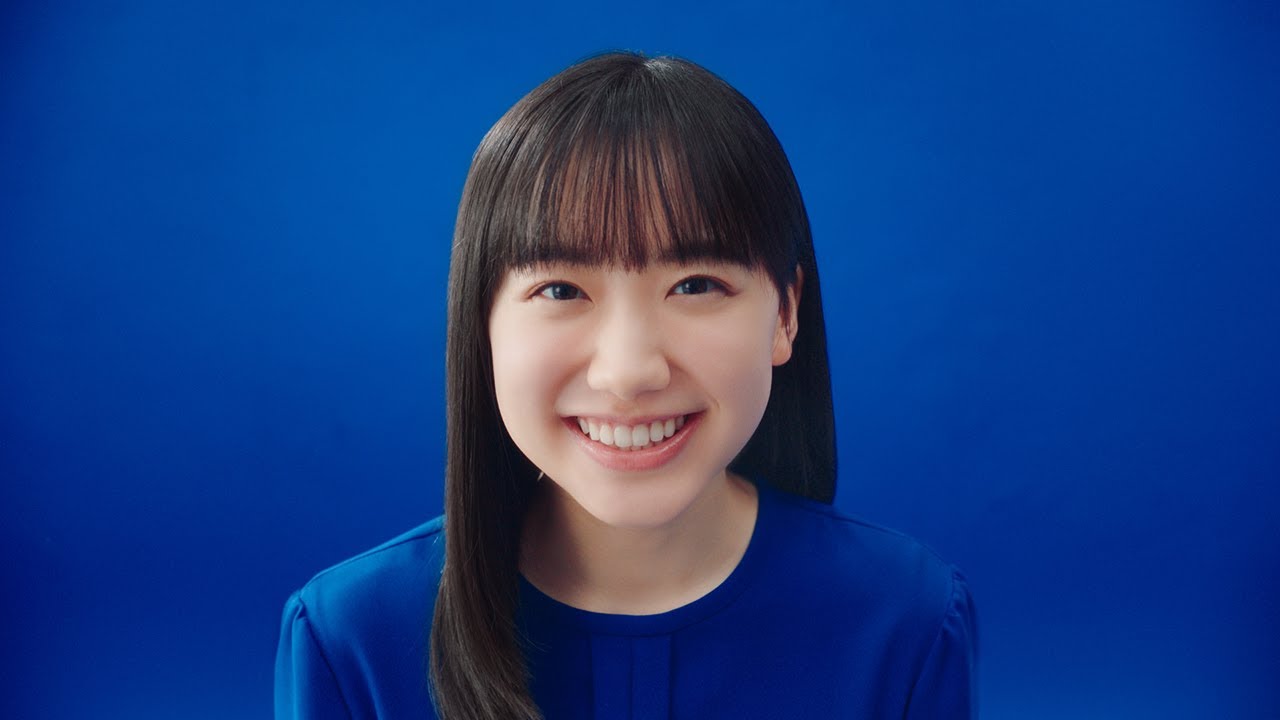 芦田愛菜、青のワンピ姿でキュートな笑顔 2024年の抱負を漢字一文字で表すと？ SBI損保新CM＆インタビュー - Moe Zine