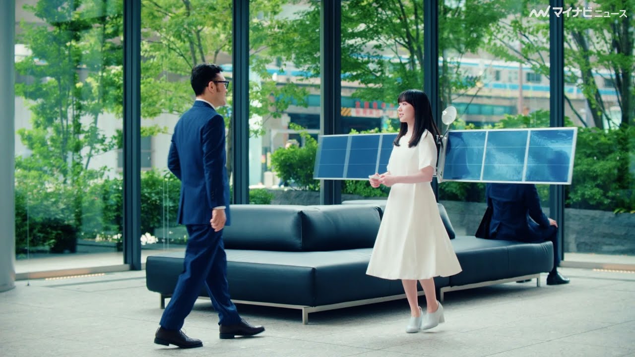 芦田愛菜、人工衛星の化身に！ソーラーパネルを背負った姿でド真面目に名刺交換？！ スカパーJSAT新CM公開 - Moe Zine