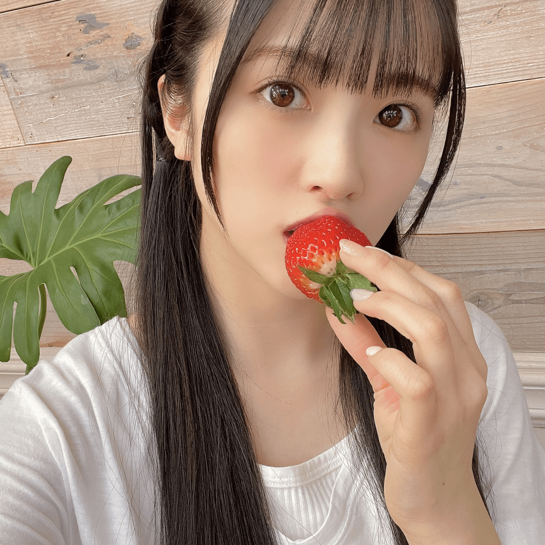 Yuina: 🍓🍓🍓 …(*´˘`*)⸝ ♬*゜ - Moe Zine