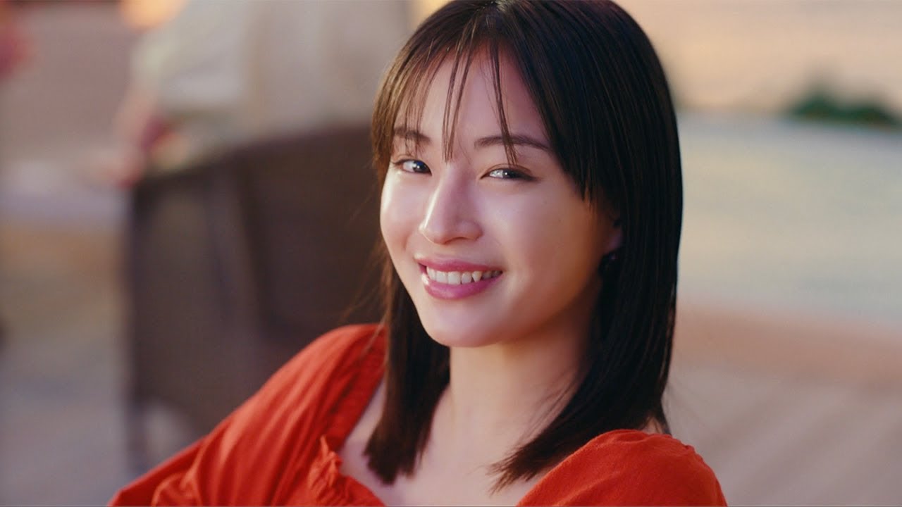 広瀬すず、真っ赤なワンピ姿がキュート！ コミカルに“一人掛け合い”披露 「JALマイルライフ」新CM - Moe Zine