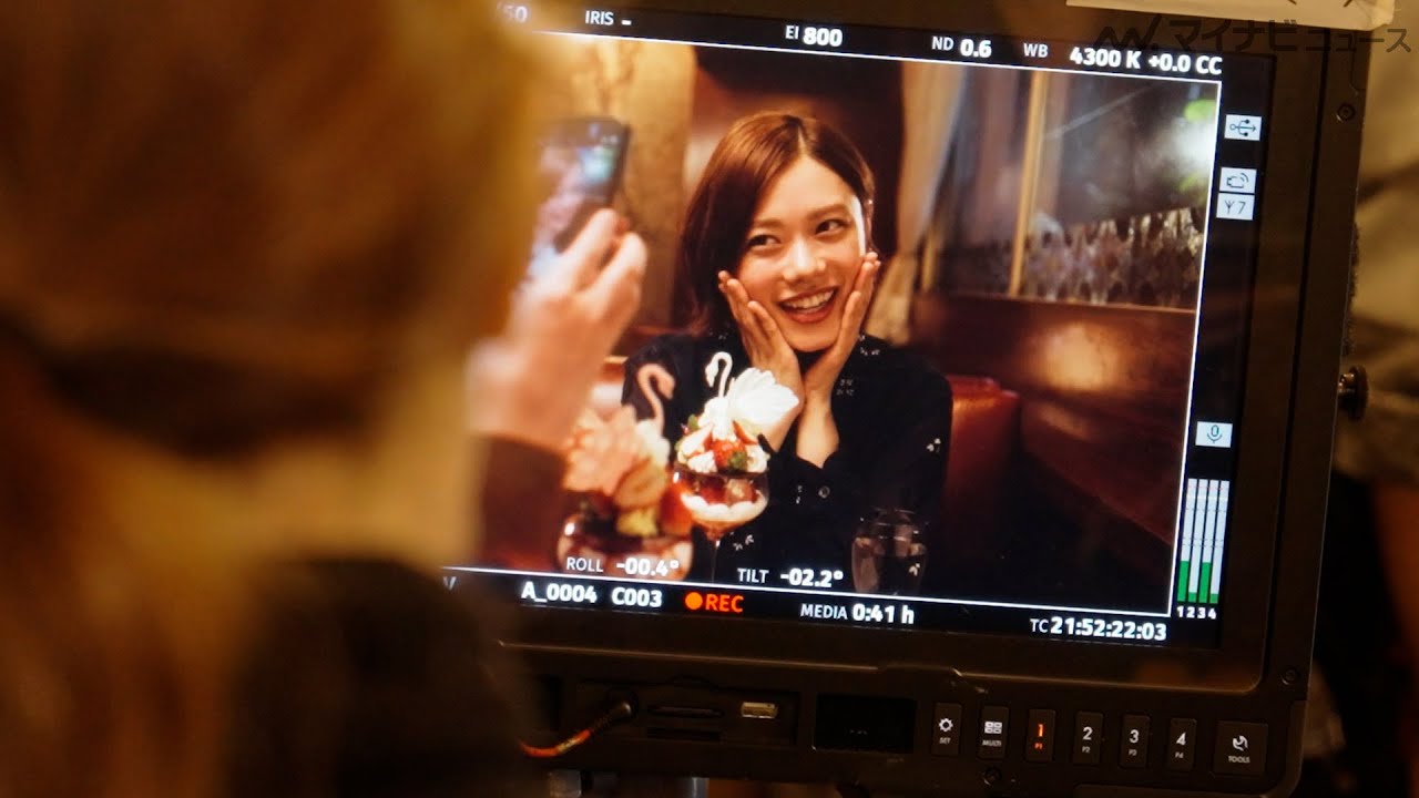 杉咲花、“映え写真”を一生懸命撮ってもらう姿がお茶目！撮影中に見せる様々な表情に注目 ファンケル『toiro』新CM『一人十色編』メイキング映像公開 - Moe Zine