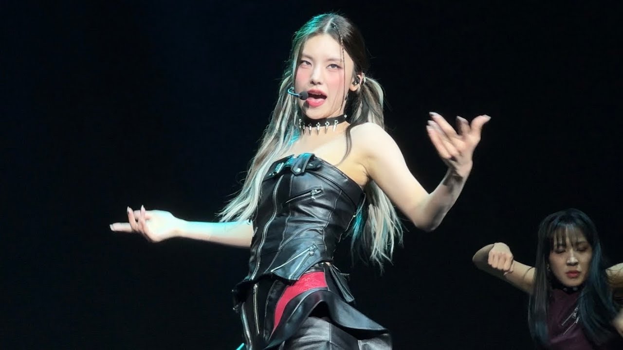 ITZY Yeji Solo - Crown On My Head | 있지 예지 | BORN TO BE Tour in ...