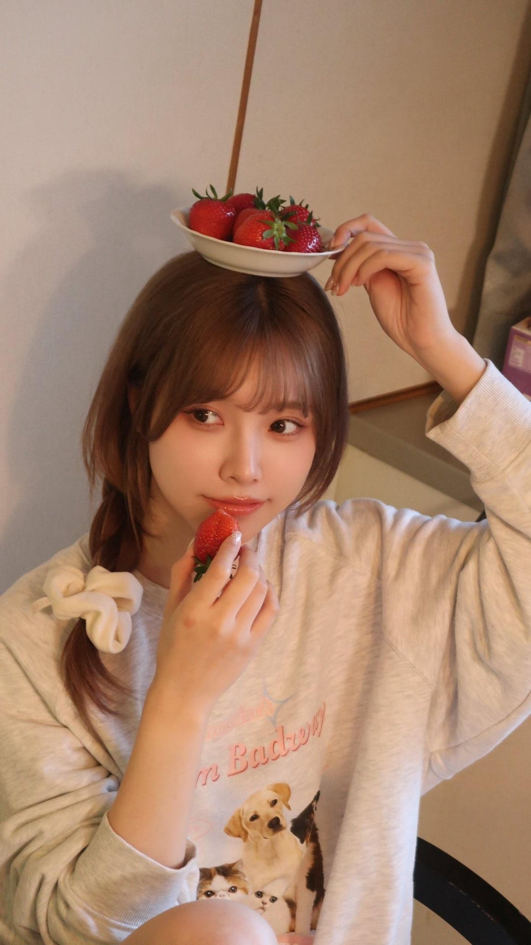 liyuuはイチゴを楽しんでいます - Moe Zine