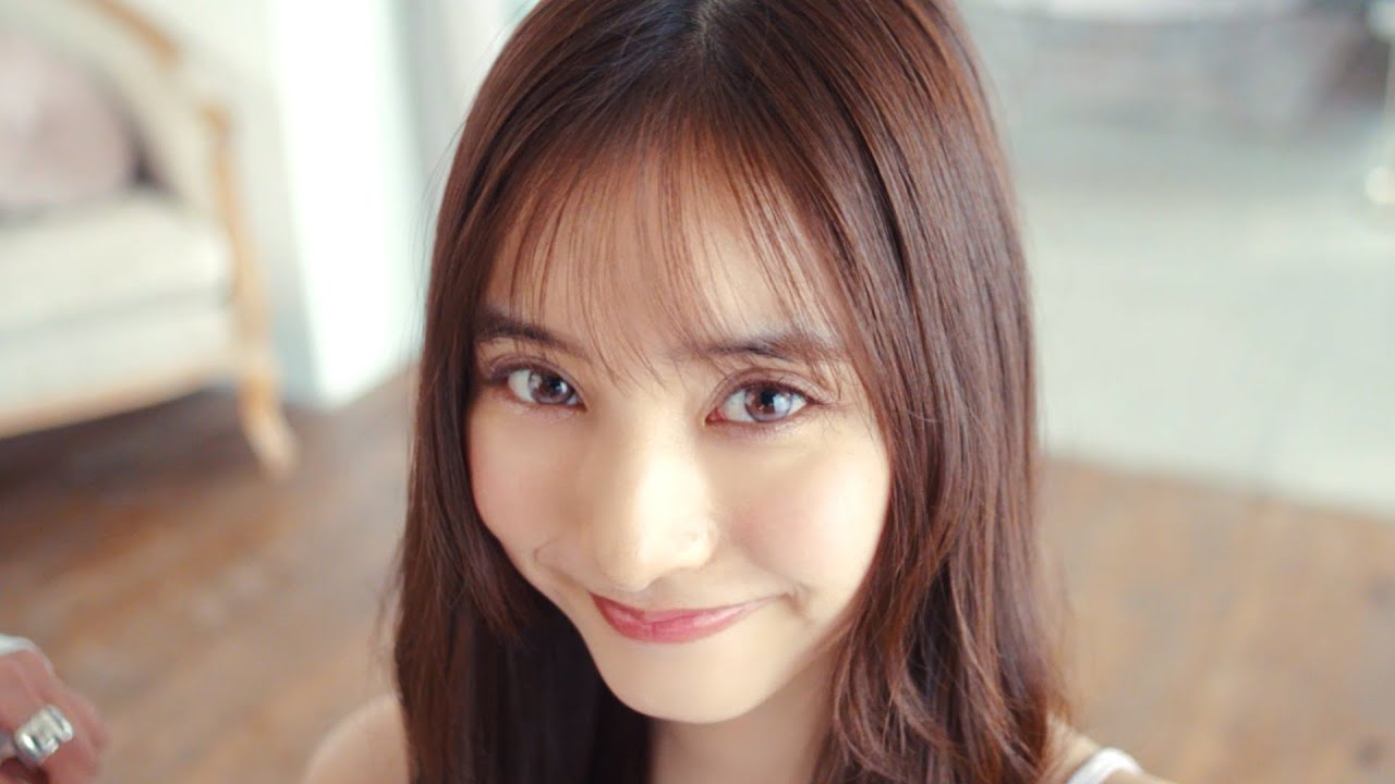 新木優子、肩見せ＆あざとい上目遣いにドキッ！「全方位カワイイ」カラコン新CMが公開 - Moe Zine