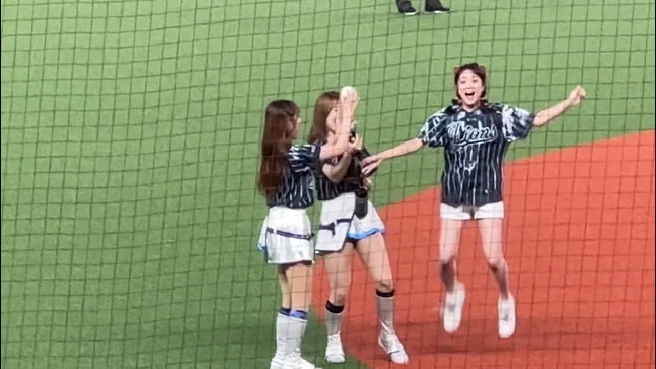 バズーカタイムに成功し、小ジャンプで喜ぶ大原櫻子さん【西武vs楽天】2024/8/23 ライオンズフェスティバルズ - Moe Zine