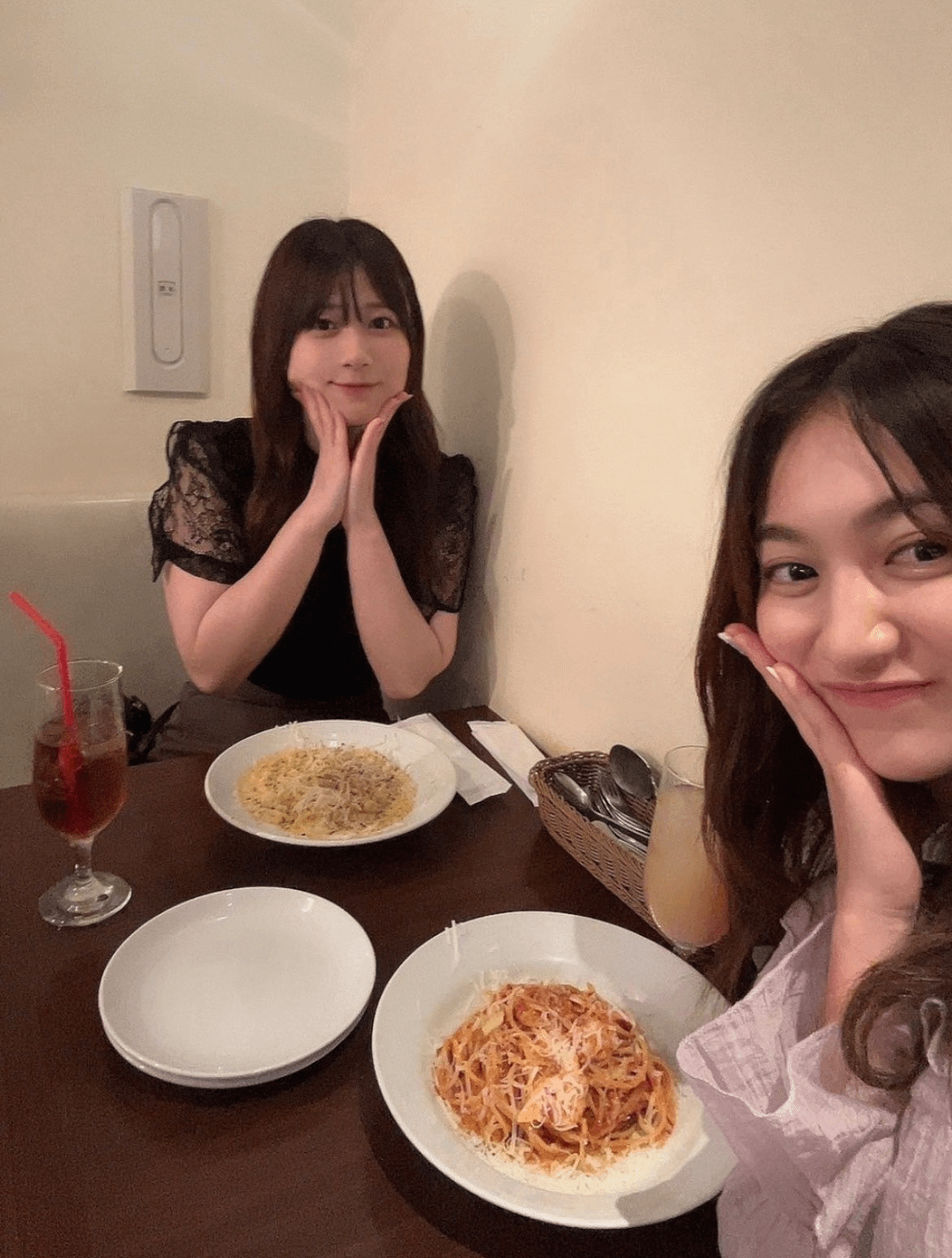 千春と月城エマがディナーへ - Moe Zine