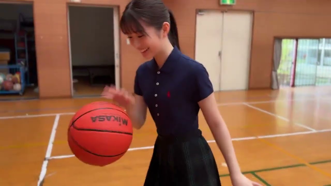 【小川彩】TRIANGLE magazine 03 17歳の夏を50P撮り下ろし！メイキング動画🏀【乃木坂46】 - Moe Zine
