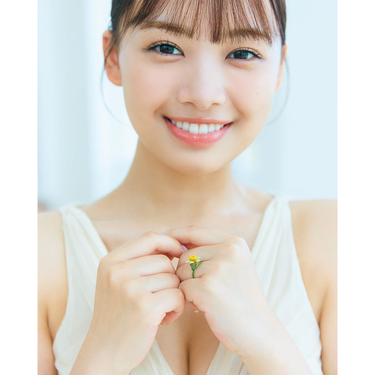 日向坂46 濱岸ひより、1st写真集より“ほぼすっぴん”ランジェリー姿を公開 | ENTAME next - Moe Zine