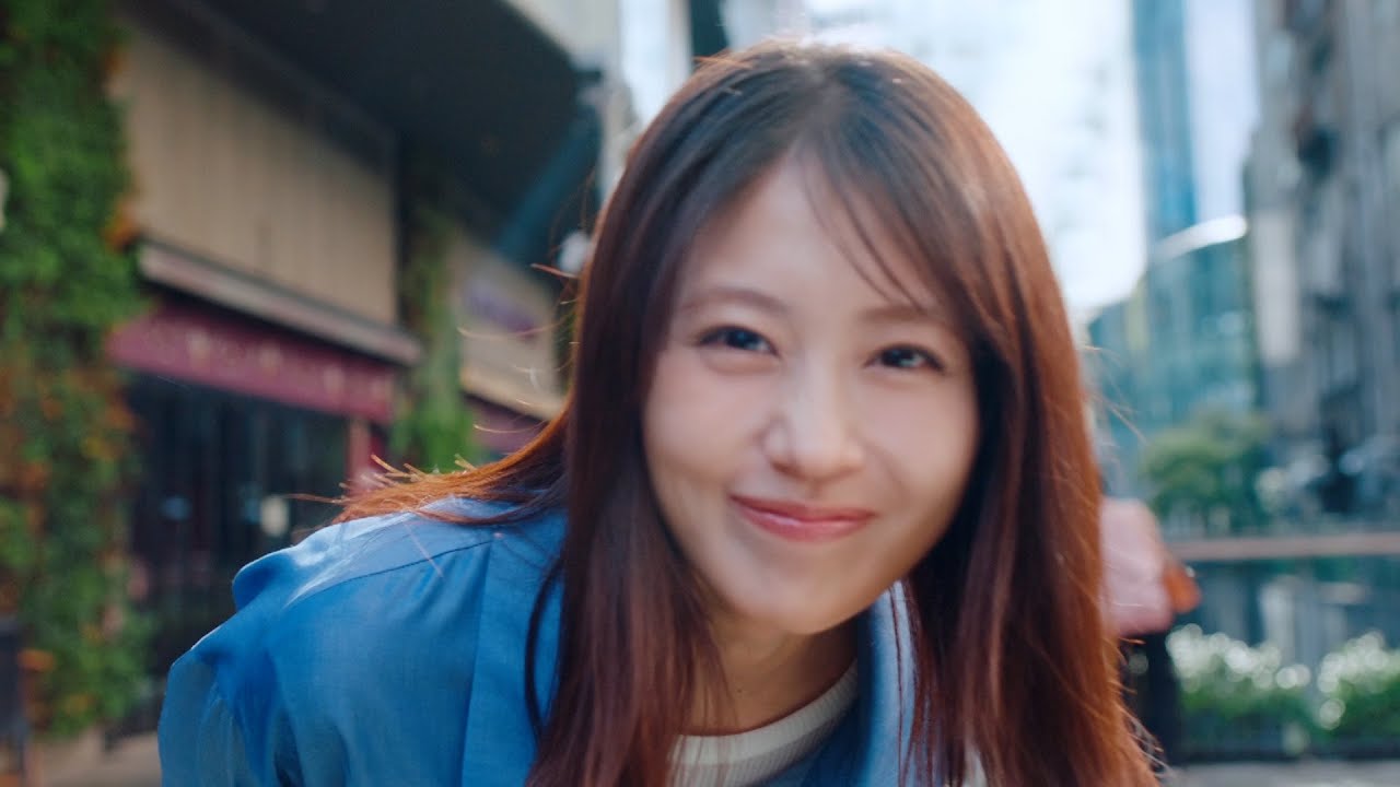 有村架純が笑顔で駆け寄る！“ずっと、もっと楽しみたいこと”は「一緒にやりたいなって企んでます（笑）」 au新CM「つながる歌・ No.1」篇 - Moe Zine