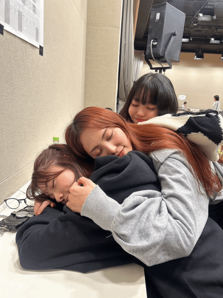 磯部花凜、田野アサミ、佐藤日向がAmuVo Fesのリハーサル中 - Moe Zine