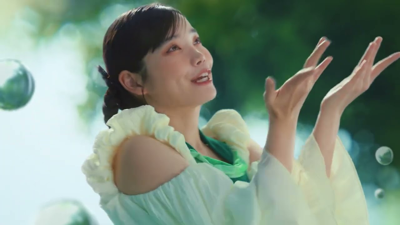 【い･ろ･は･す】 天然水 浜辺美波 セントチヒロ・チッチ TVCM「森と水とみんなの未来」篇 30秒 I Lohas TVCF - Moe Zine