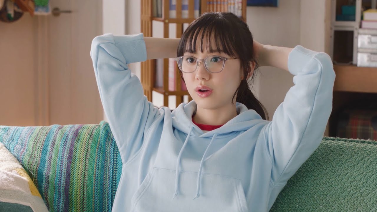 芦田愛菜がメガネ×パーカー姿でオフモードに！メタバースの世界で3D化も！？ JX金属株式会社新CM「JXキュン属（未来）」篇 - Moe Zine