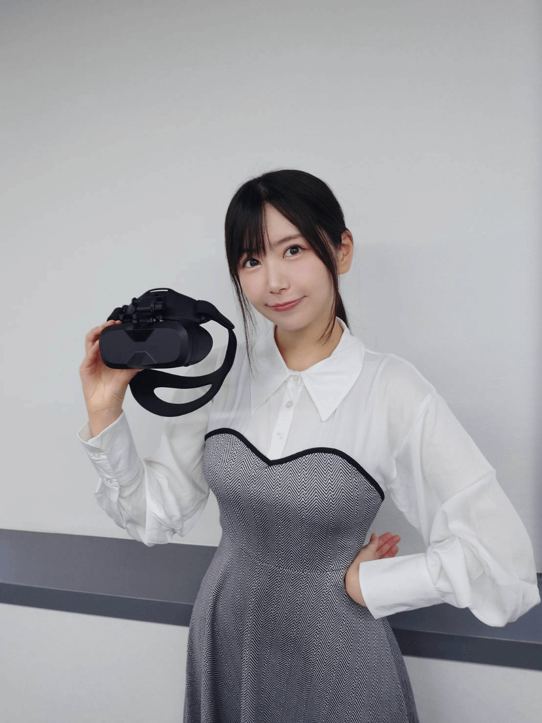 MeganeX VR ヘッドセットを装着した小岩井ことり - Moe Zine