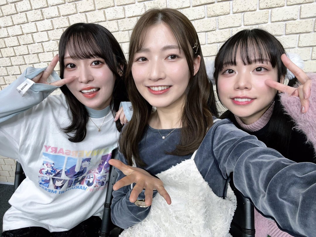 Miura Chiyuki (Nonomi), Ishitobi Erika (Haruka) and guest Ayasa Goto ...
