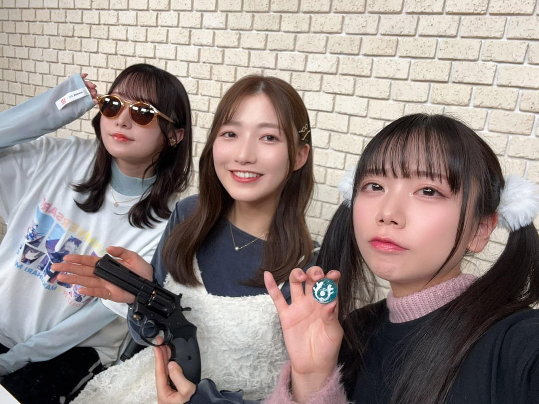 Miura Chiyuki (Nonomi), Ishitobi Erika (Haruka) and guest Ayasa Goto ...