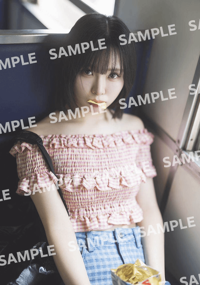 彼女の2番目のフォトブックからのliyuu 『hitomi shoot - Moe Zine