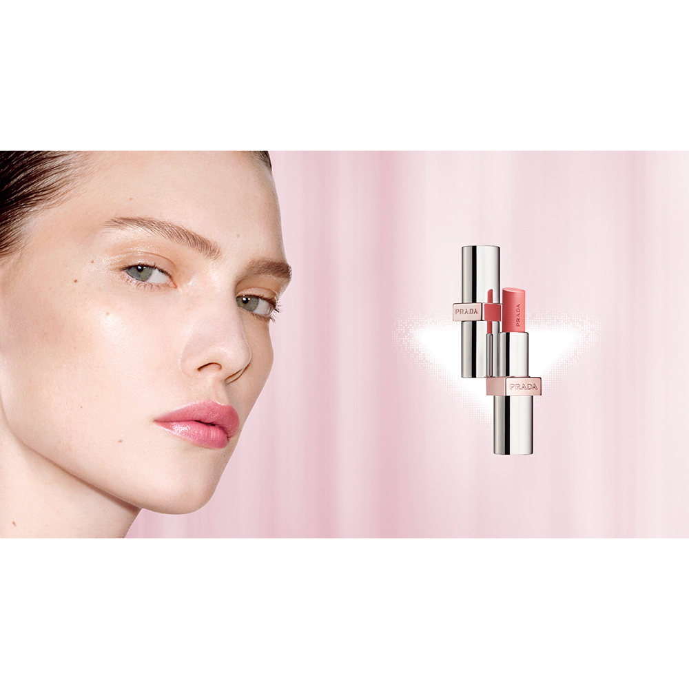 PRADAより洗練性と遊び心を併せ持つ“プラダ ライト グローイング リップバーム”が新登場！ - NYLON JAPAN - Moe Zine