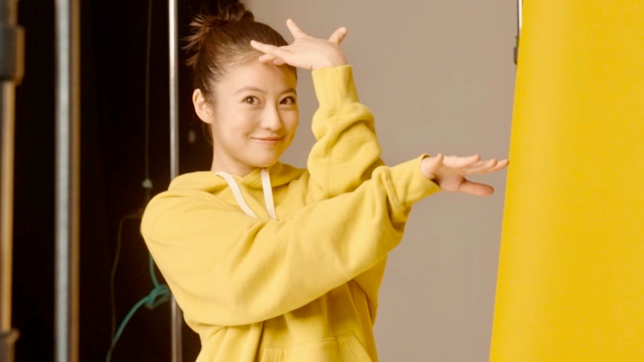 今田美桜、タウンワークCM初出演！カメラ目線でシュールな表情／『タウンワーク』新TVCM＋メイキング - Moe Zine