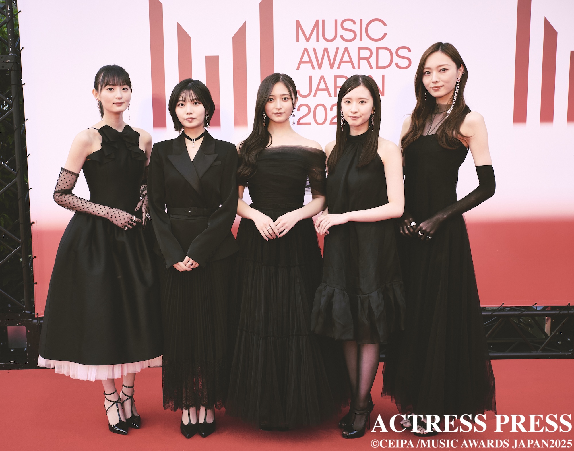 乃木坂46、MUSIC AWARDSのレッドカーペットに黒一色ドレスで登場!! | ACTRESS PRESS - Moe Zine