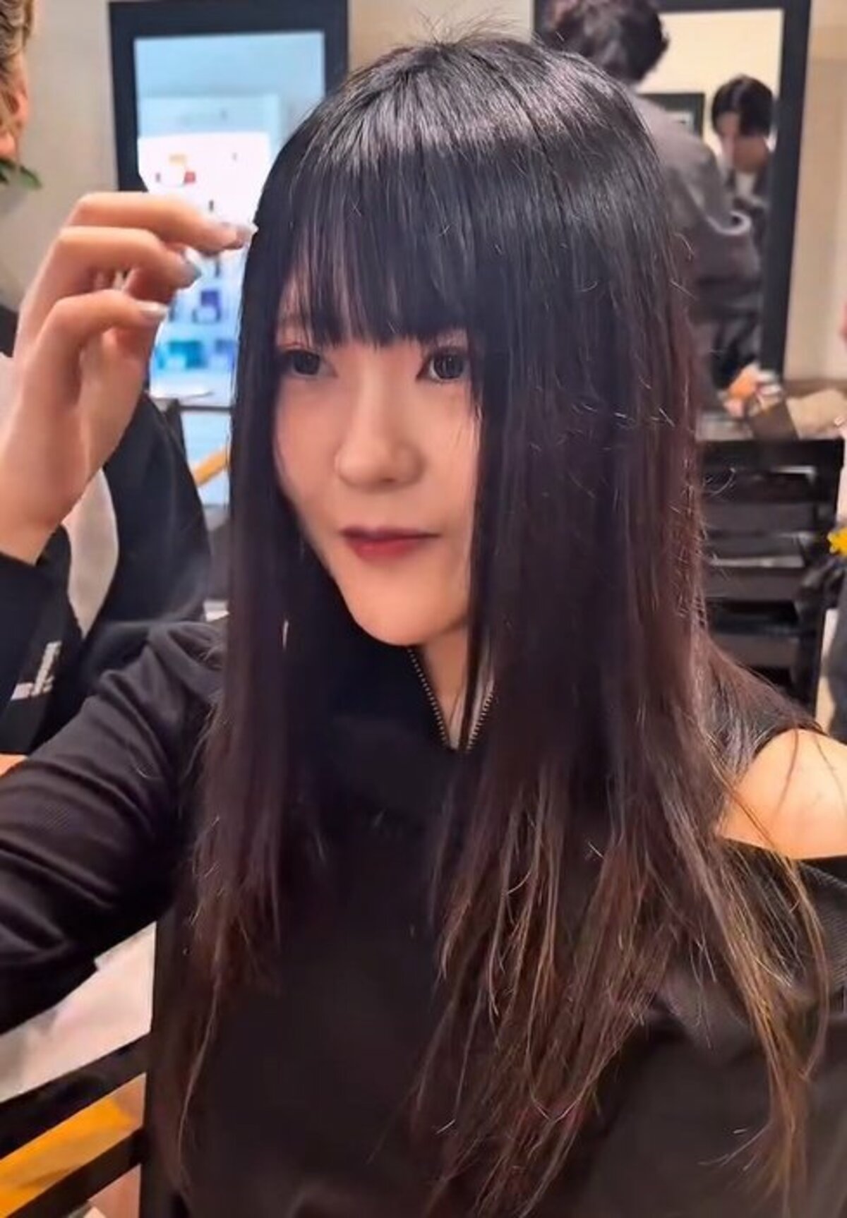 「顔が大きく見える…」と悩む女性 全部お任せで「カット＆カラー」に挑戦！美しすぎる髪型に笑顔 素敵な仕上がりに驚き！ | LIMO | くらし ...