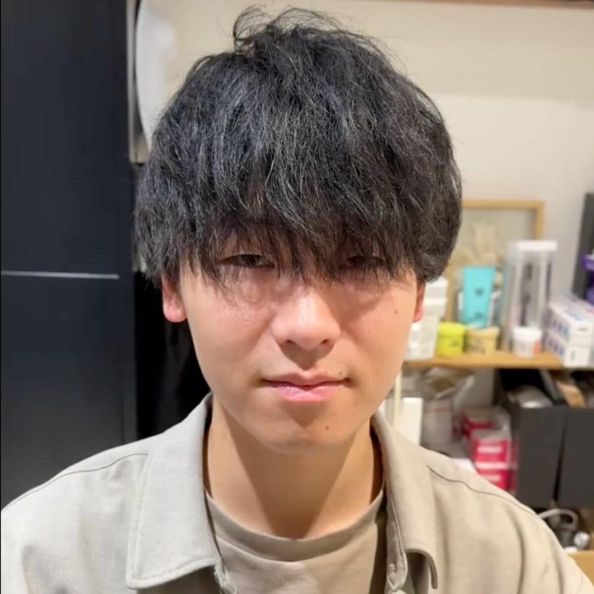 【大変身】最近彼女に振られた男性→パーマで大胆イメチェン！「新たなスタート」と心機一転！ 仕上がりに思わず「これが新しい僕！」 | LIMO ...